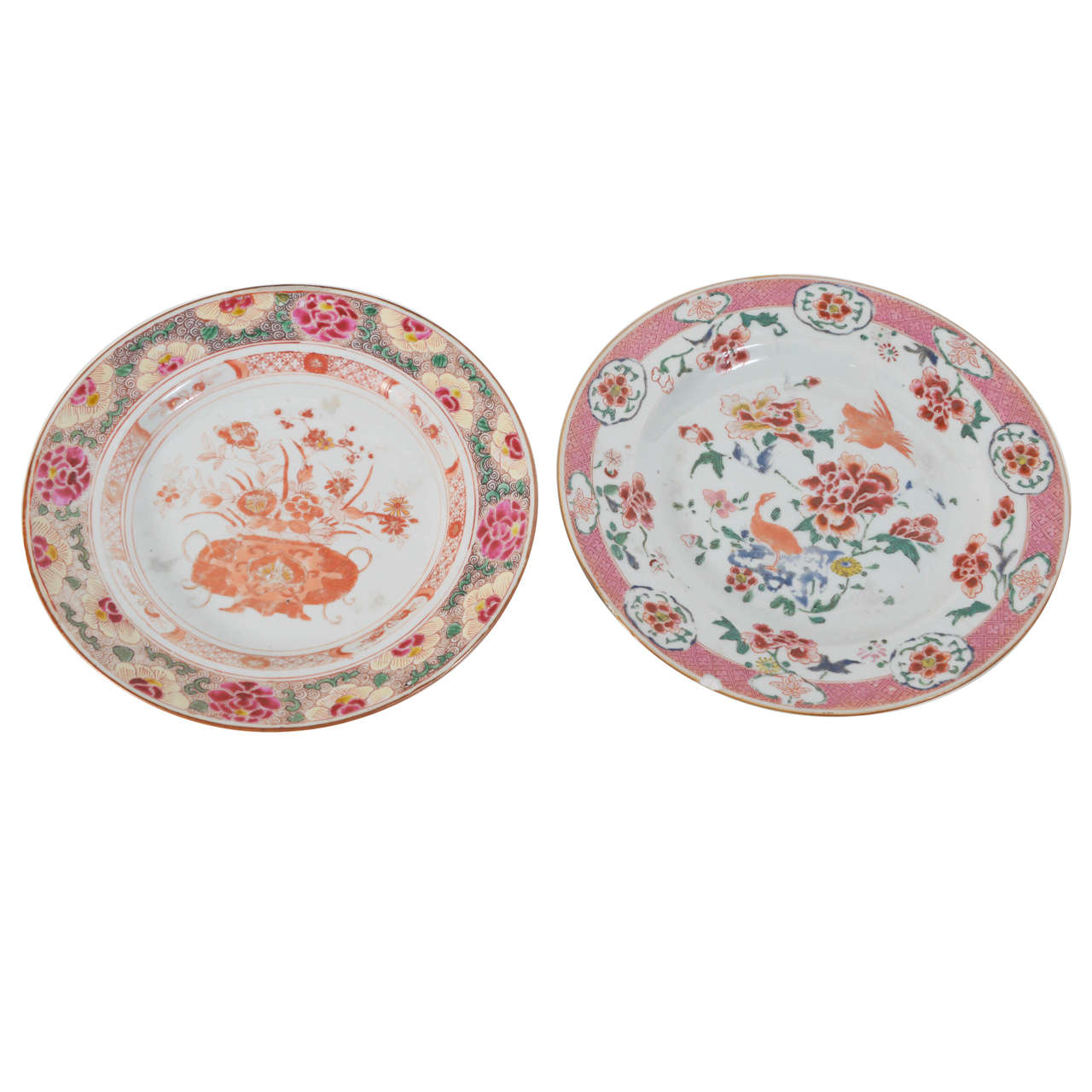 Companion Pair of Chinese Export Porcelain Plates For Sale at 1stDibs