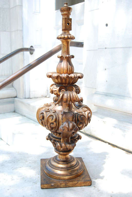 Italian Carved and Gilded Wood Urn Form Lamp For Sale at 1stDibs