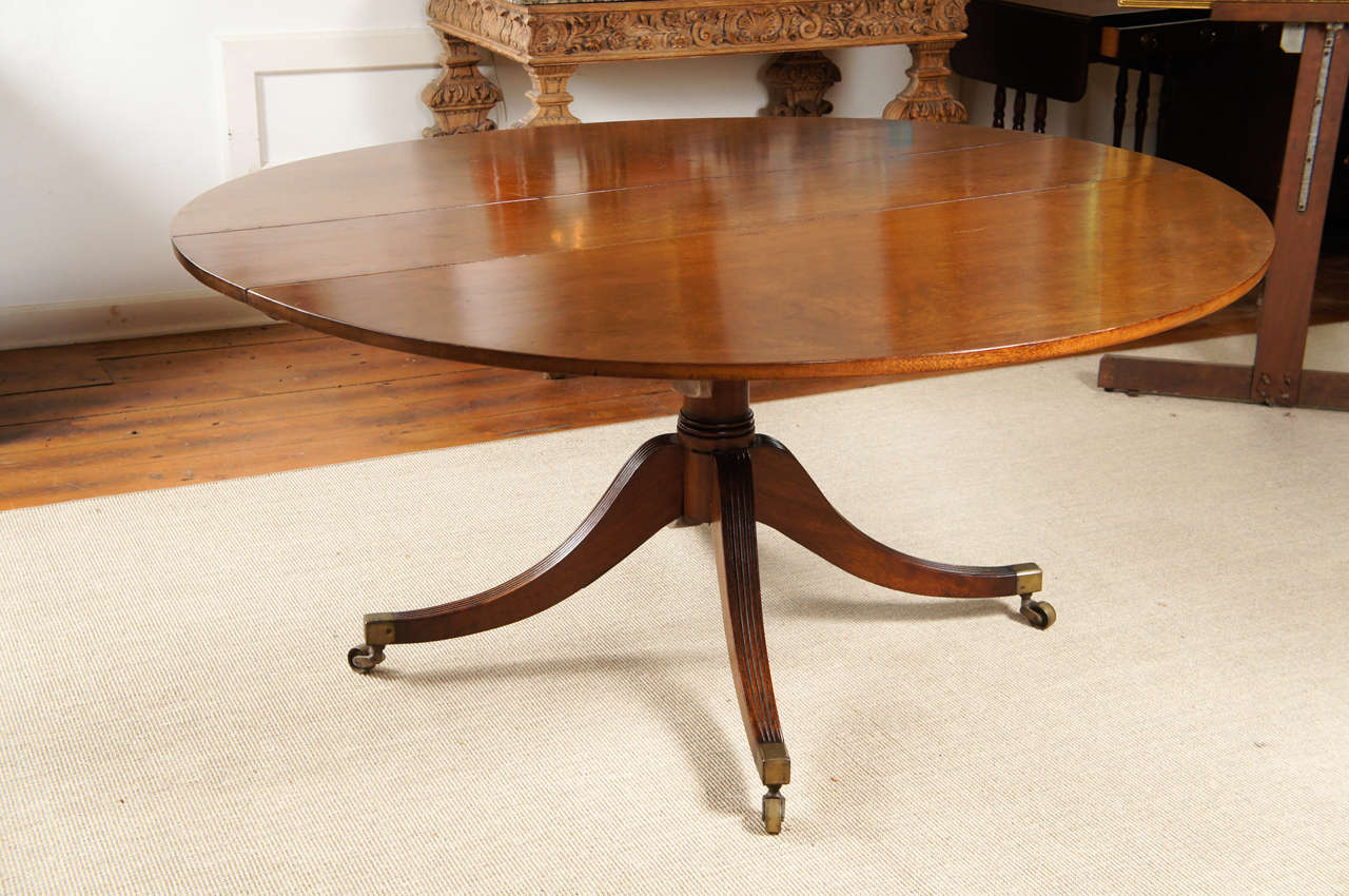 English Mahogany Drop-Leaf Dining Table For Sale at 1stDibs