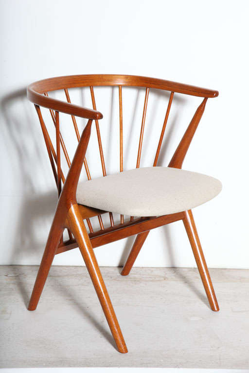 Set of 6 Teak Spindle Back Round Chairs at 1stDibs