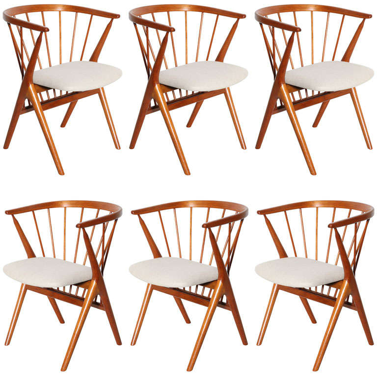 Set of 6 Teak Spindle Back Round Chairs at 1stDibs