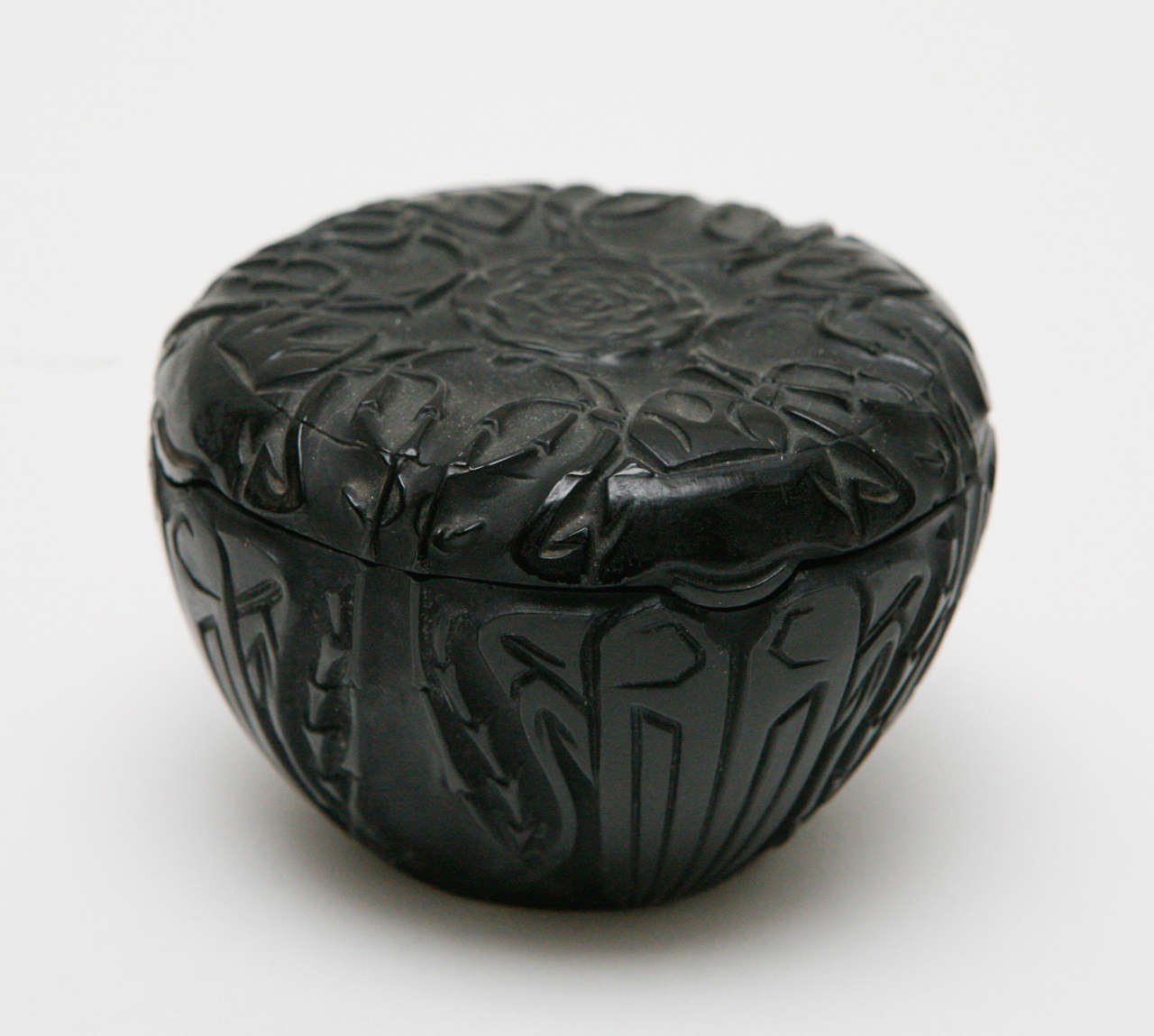 "Quatre Scarabées" Round Box by René Lalique at 1stDibs