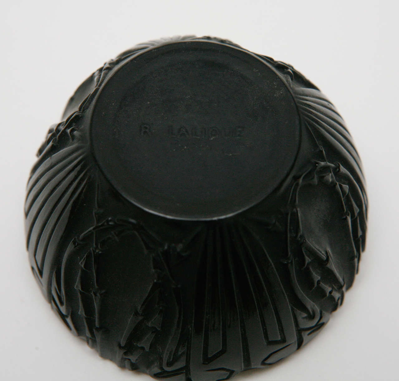 "Quatre Scarabées" Round Box by René Lalique at 1stDibs
