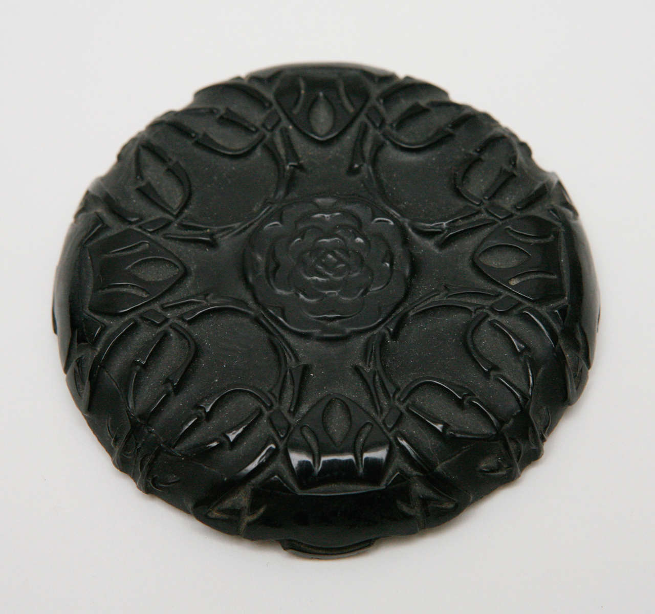 "Quatre Scarabées" Round Box by René Lalique at 1stDibs
