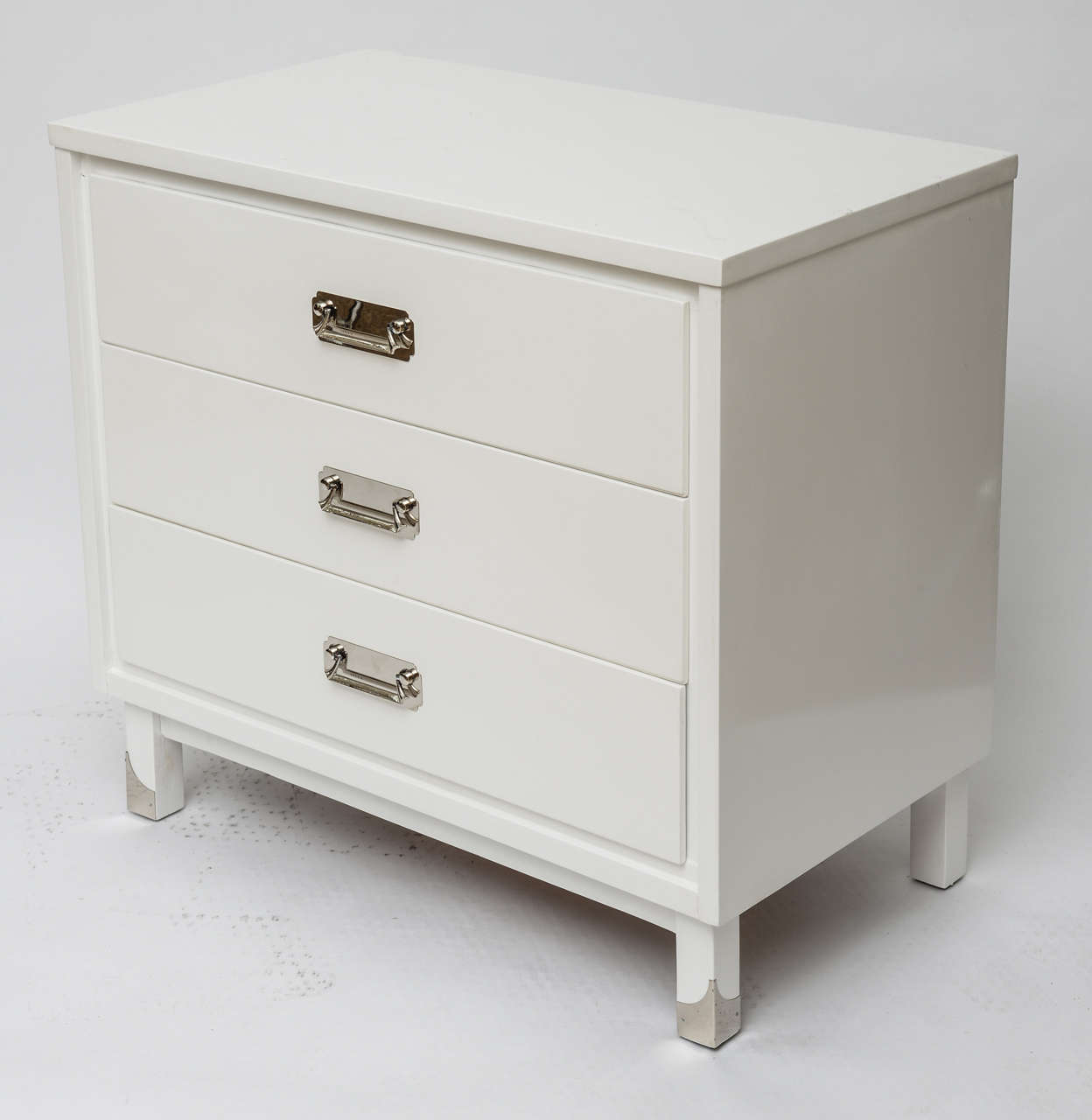 Pair of Mid Century Dressers in white lacquer For Sale at 1stDibs