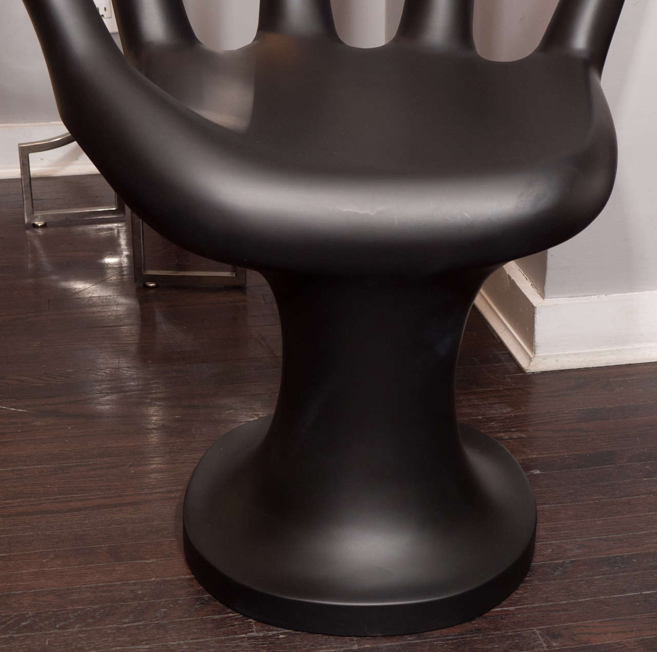 Mid century black hand chair at 1stDibs | hand chair black, mid century ...