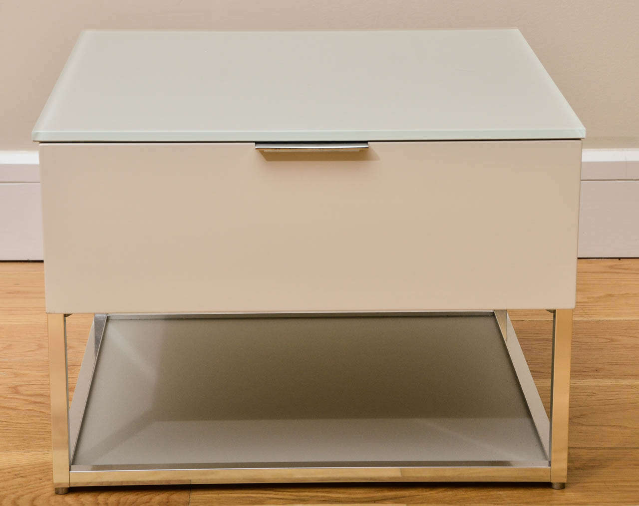 Pair of White Lacquer Nightstands by Molteni and C For Sale at 1stDibs