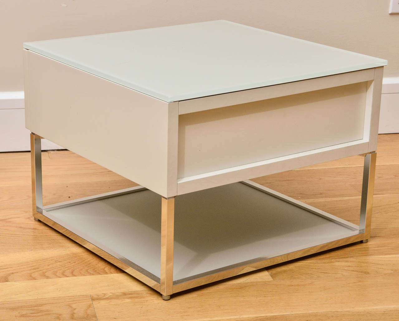 Pair of White Lacquer Nightstands by Molteni and C For Sale at 1stDibs