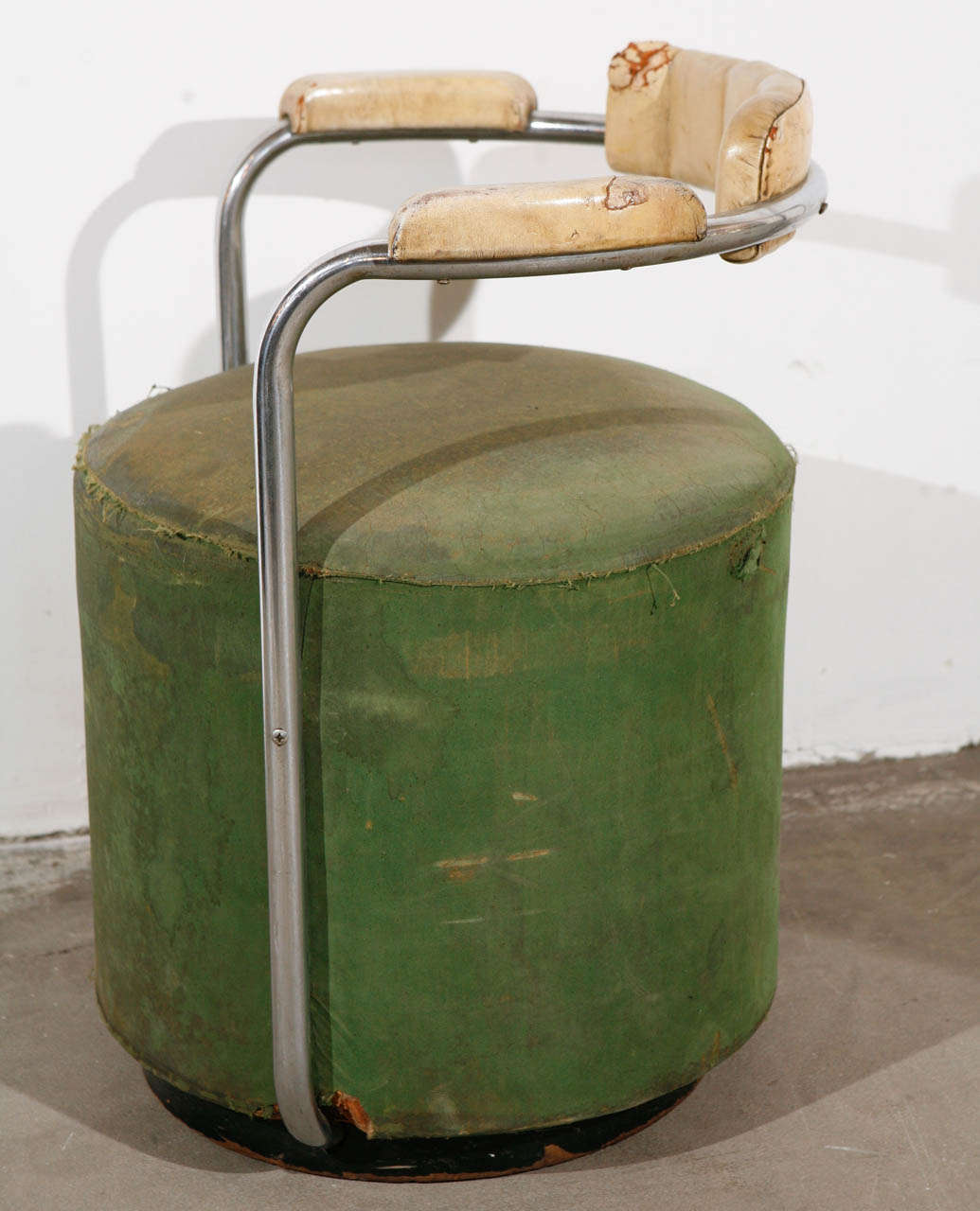 Chair in the style of Gilbert Rohde at 1stDibs