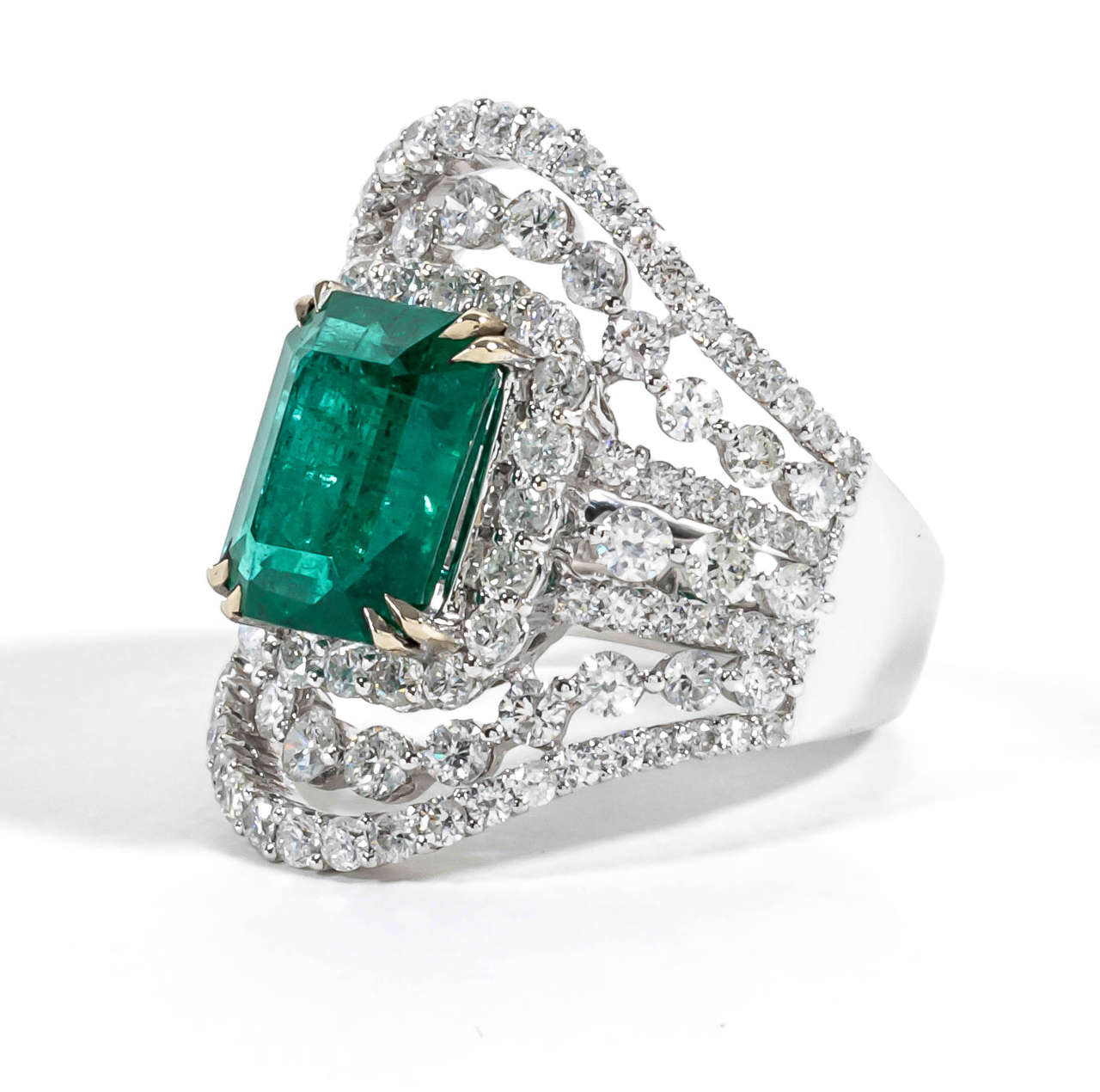 Unique Wide Emerald Diamond Gold Ring For Sale at 1stDibs
