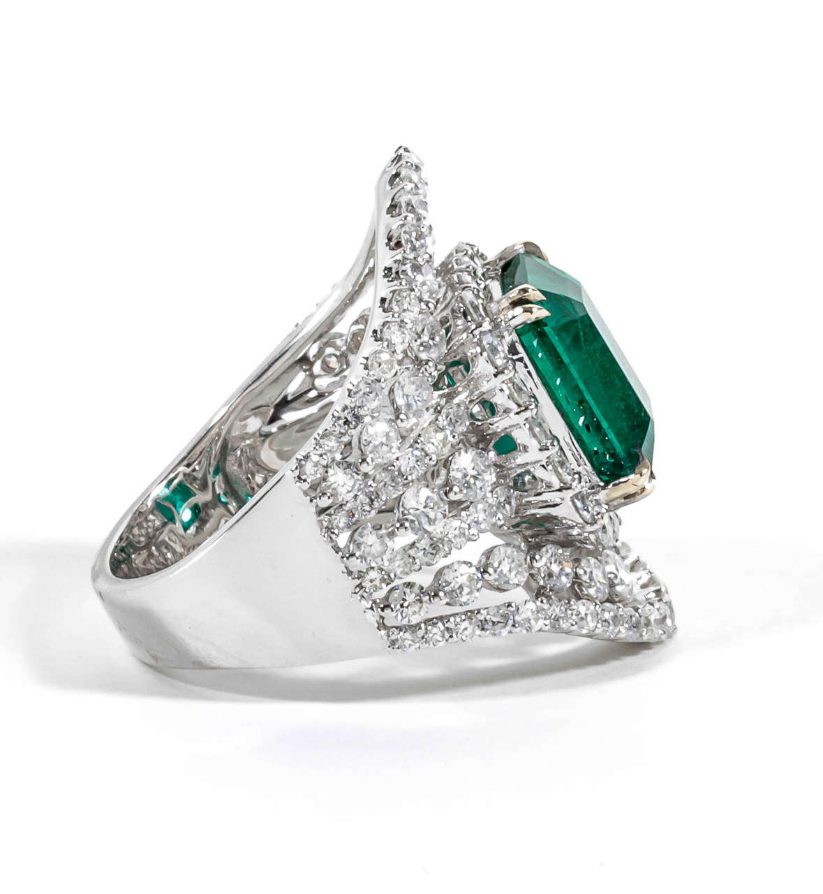 Unique Wide Emerald Diamond Gold Ring For Sale at 1stDibs