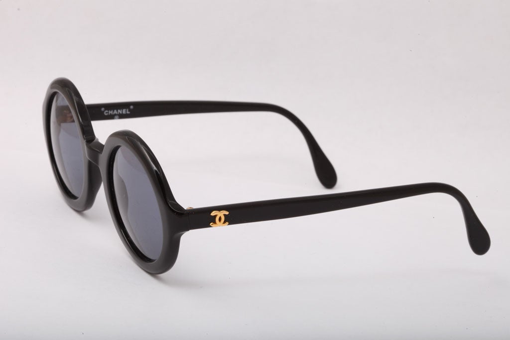 CHANEL BLACK ROUND SUNGLASSES at 1stDibs