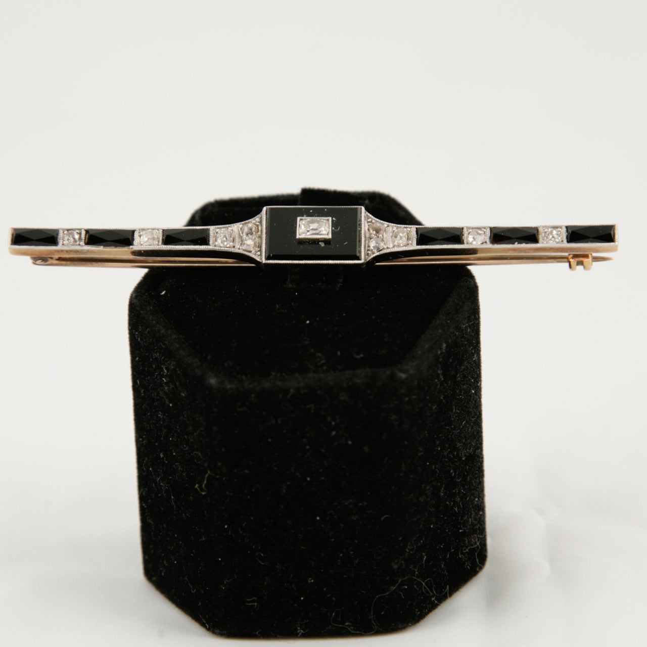 Art Deco Pin For Sale at 1stDibs