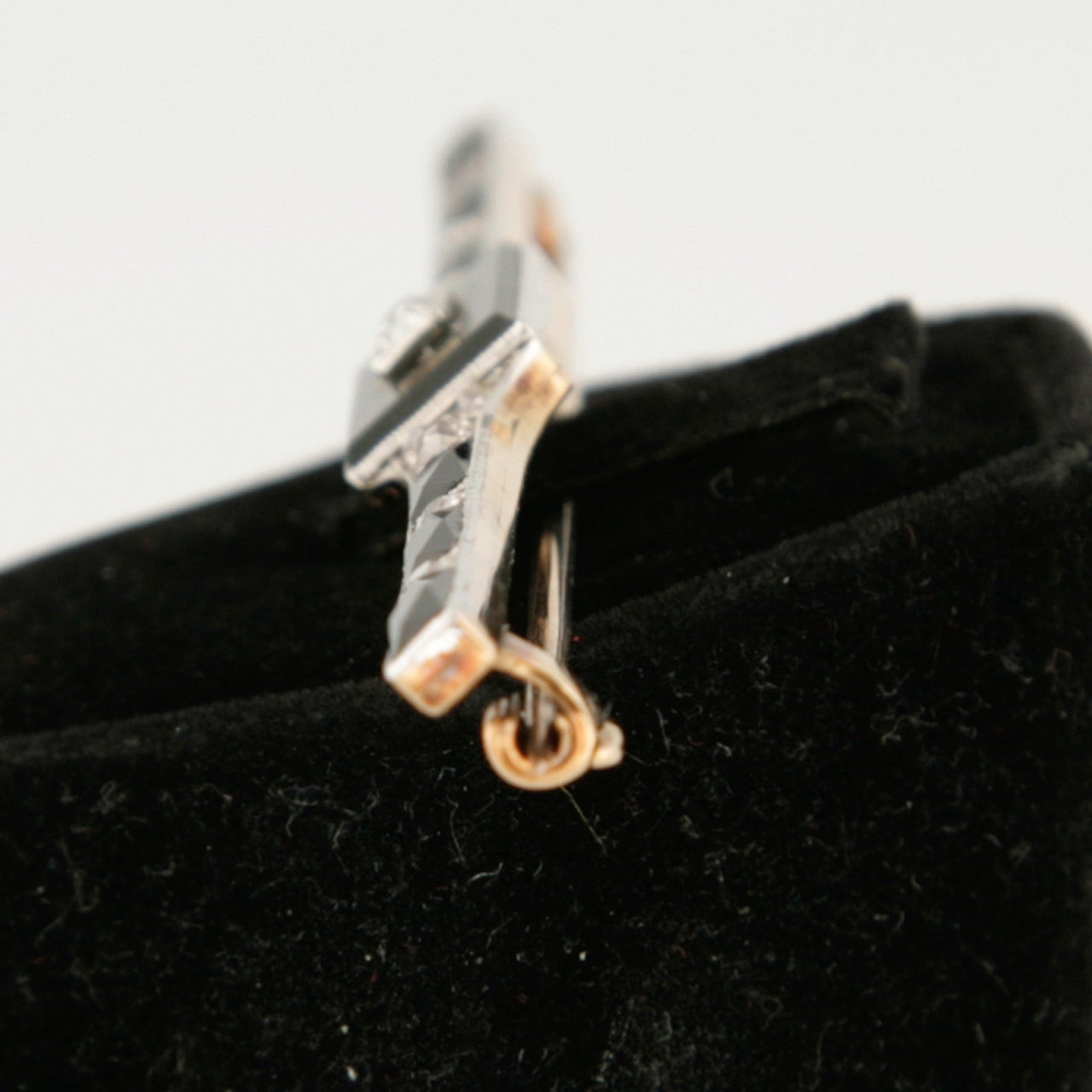 Art Deco Pin For Sale at 1stDibs