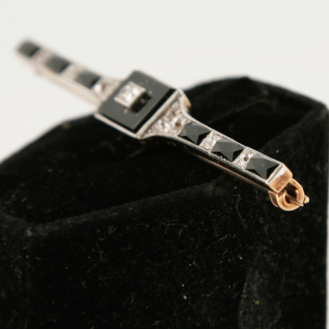 Art Deco Pin For Sale at 1stDibs