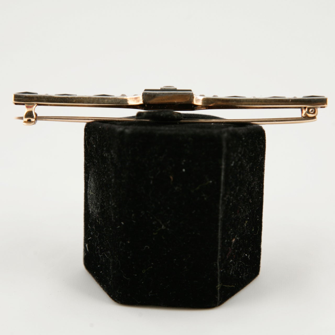 Art Deco Pin For Sale at 1stDibs