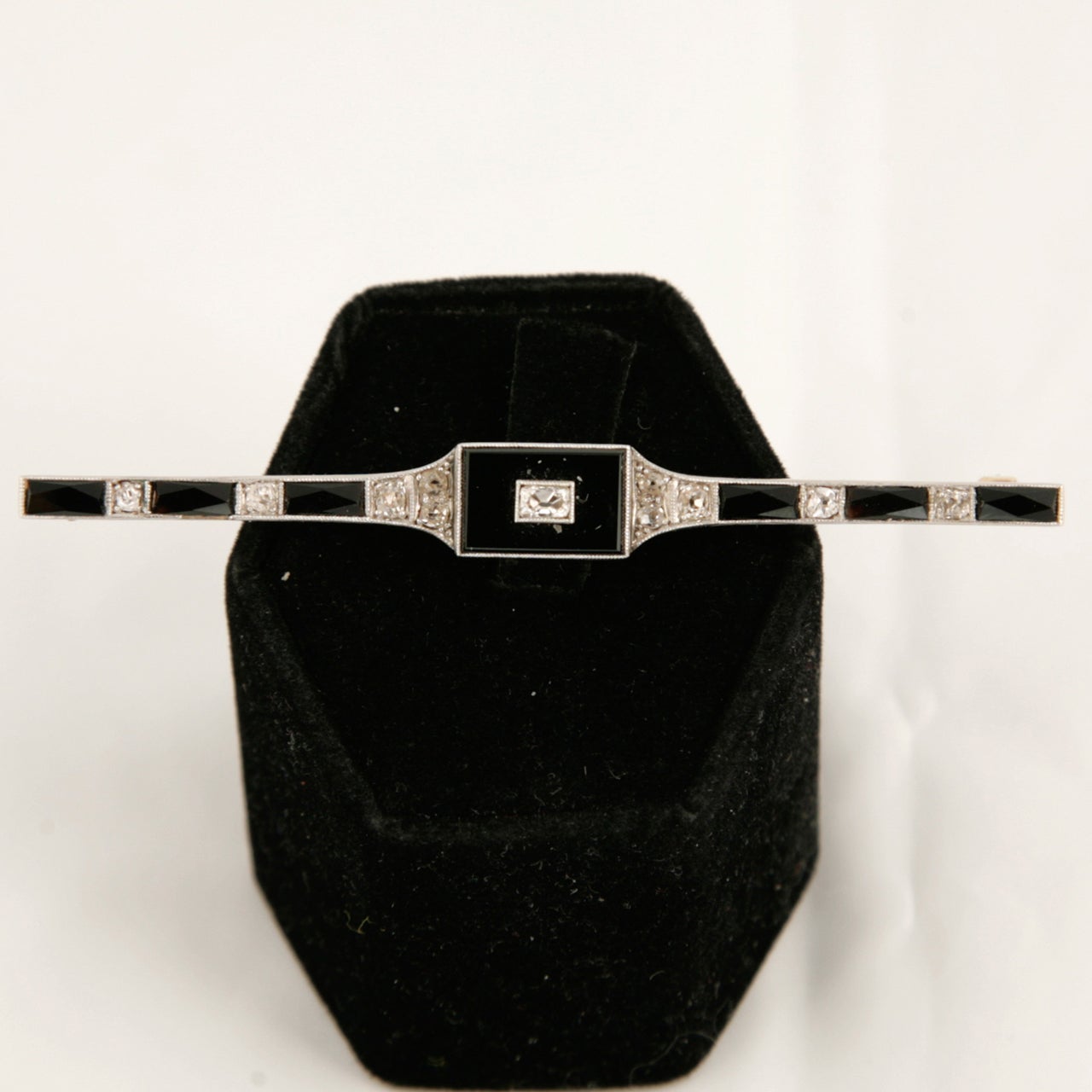 Art Deco Pin For Sale at 1stDibs