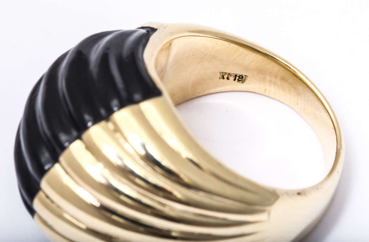 Bold Onyx Gold Ribbed Ring For Sale at 1stDibs