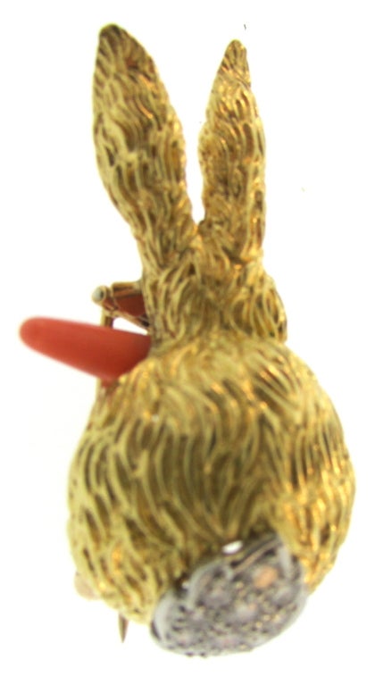 18 Karat Gold Rabbit with Carrot and Diamond Tail For Sale at 1stDibs