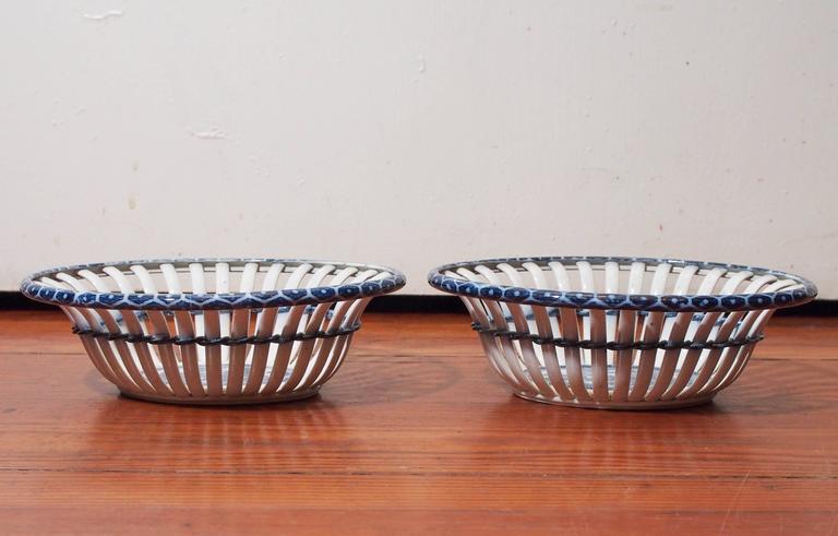 Pair of Blue and White Chestnut Baskets For Sale at 1stDibs
