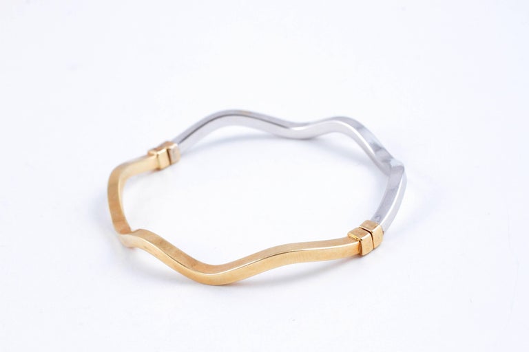 18 Karat Two-Tone Wavy Bangle at 1stdibs