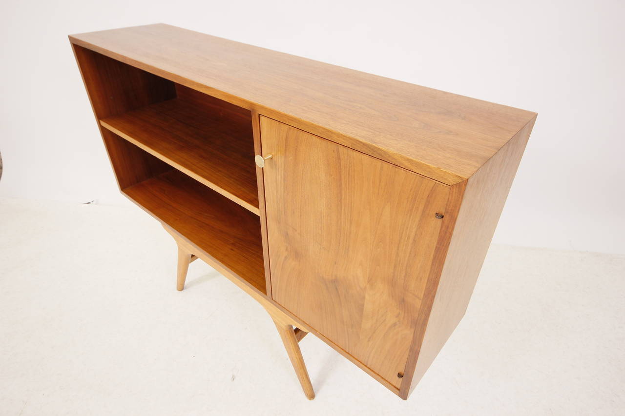 Small Mid-Century Modern Bookshelf by Glenn of California at 1stDibs