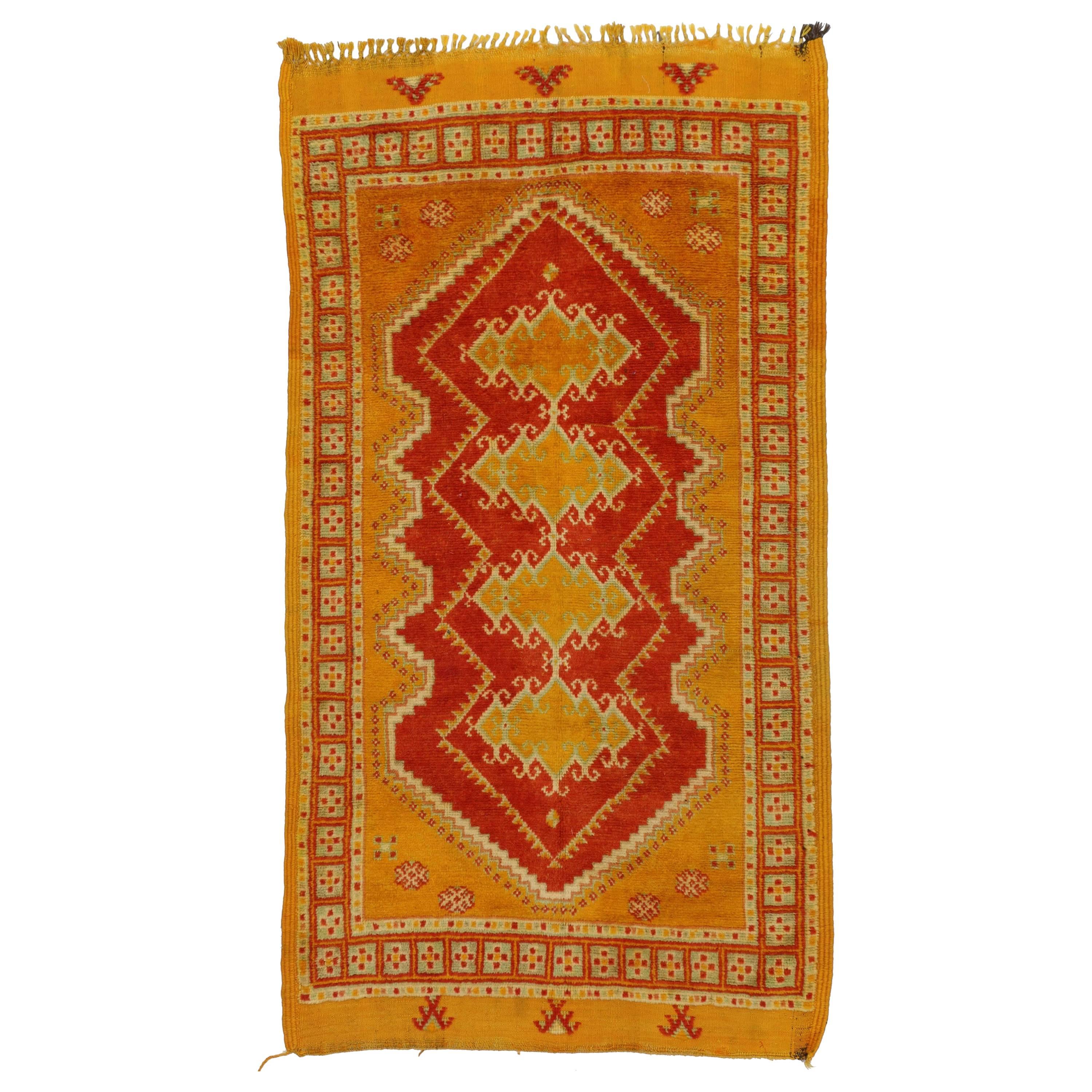 Vintage Berber Moroccan Rug in Traditional Style For Sale at 1stDibs