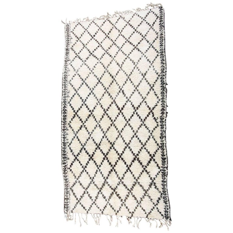 Tapis marocain vintage Beni Ouarain tribal africain blanc et noir En ...
