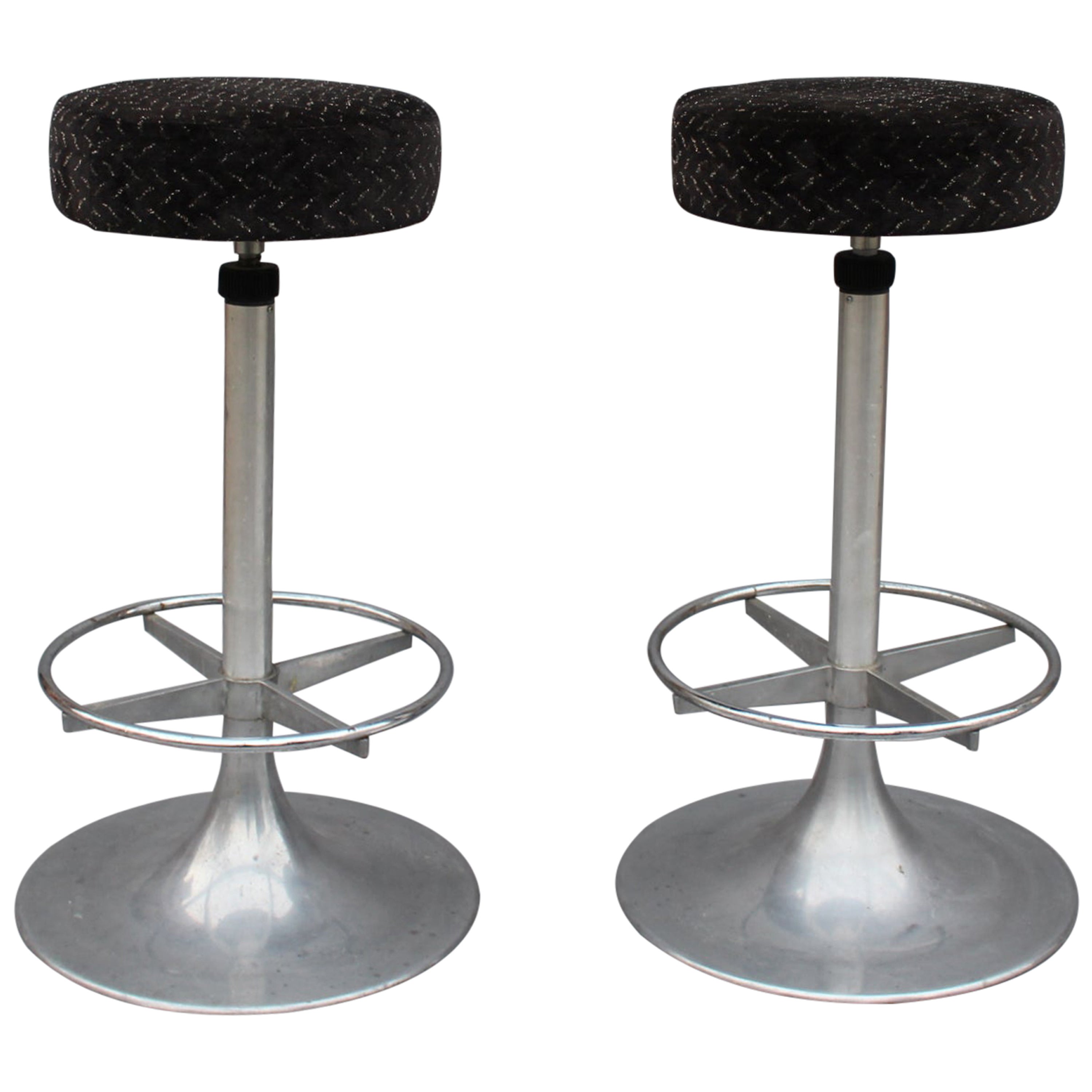 Three-Legged Sculptural Pair of Heavy Polished Aluminum Bar Stools For ...