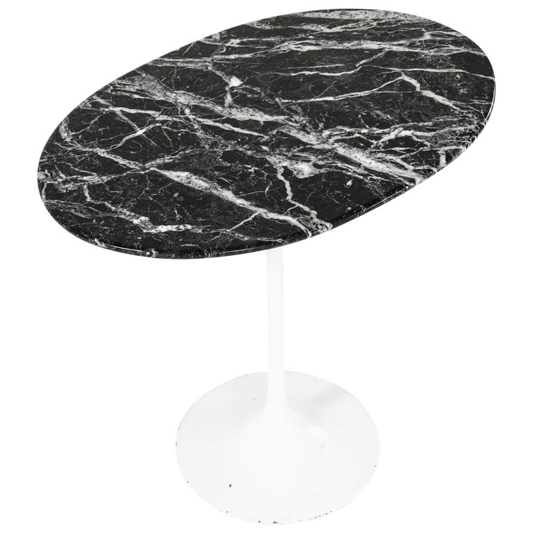 Table d'appoint Eero Saarinen produite par Knoll International En vente ...