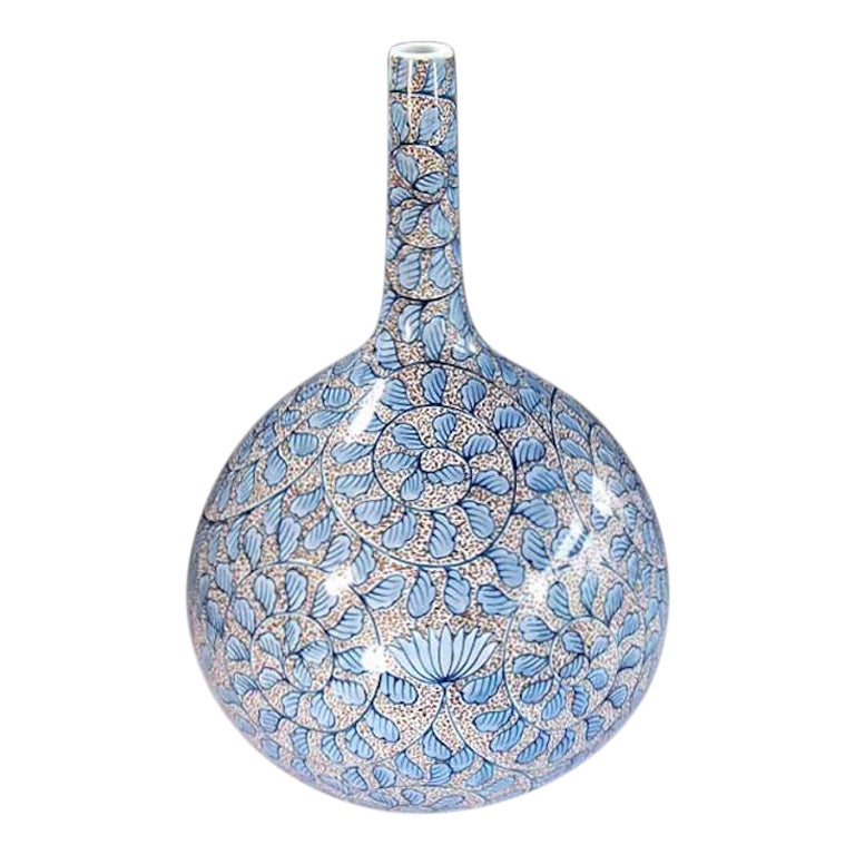 Vase japonais contemporain en porcelaine bleue par un maître artiste En ...