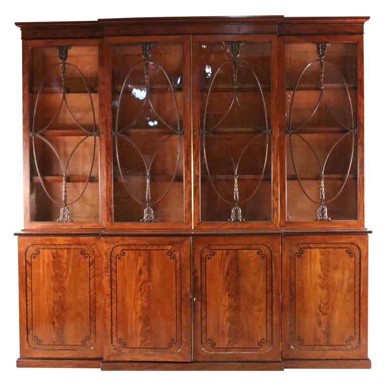 Meuble de rangement de style English Regency en acajou à façade brisée ...