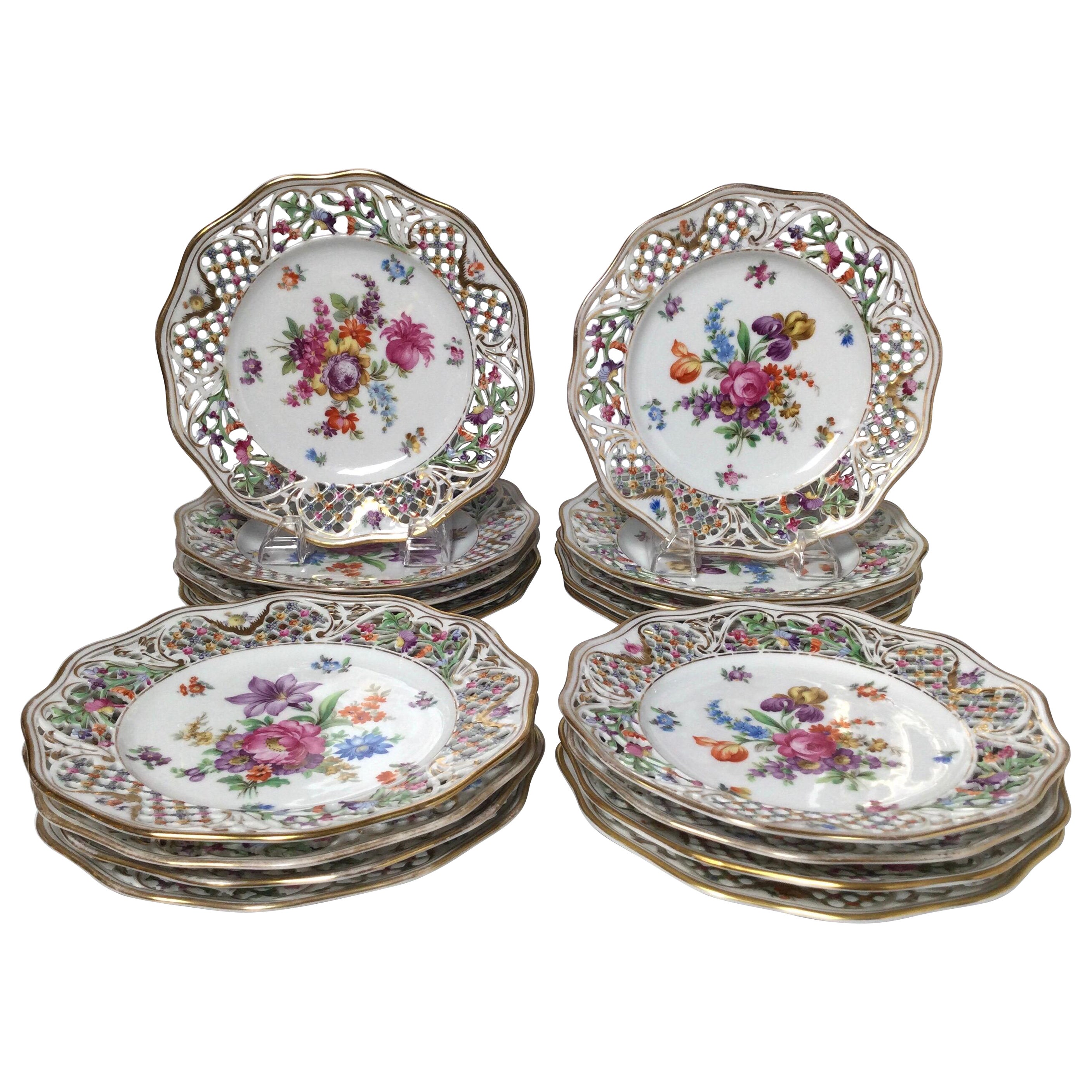 Set of 22 English Porcelain Hand-Painted Floral Plates For Sale at 1stDibs
