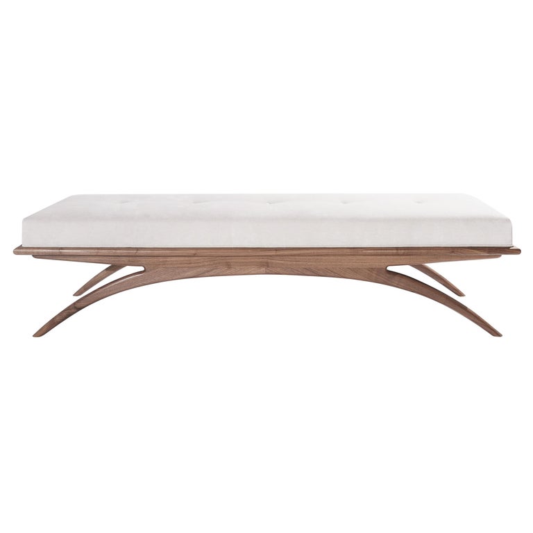 Convex-Bank aus Nussbaumholz in Form einer konvexen Bank aus Samt von ...