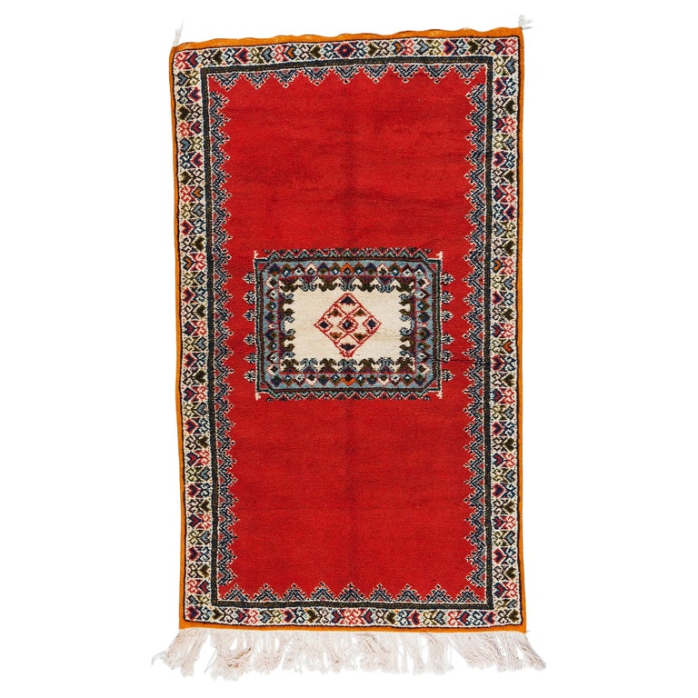 Tapis vintage tribal marocain rouge en laine rectangulaire tissé à la ...