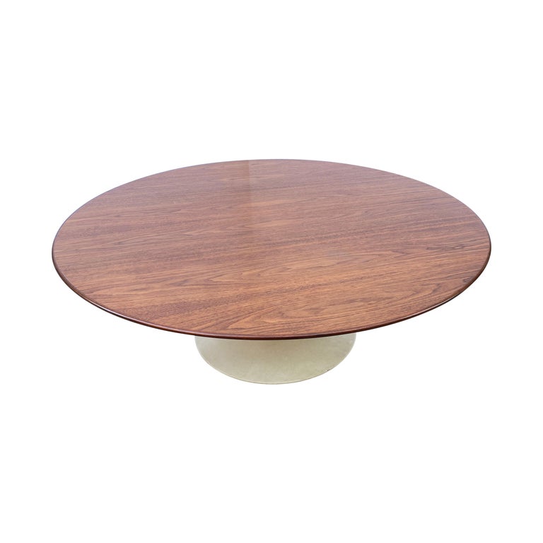 Table basse ronde en noyer Saarinen for Knoll sur 1stDibs