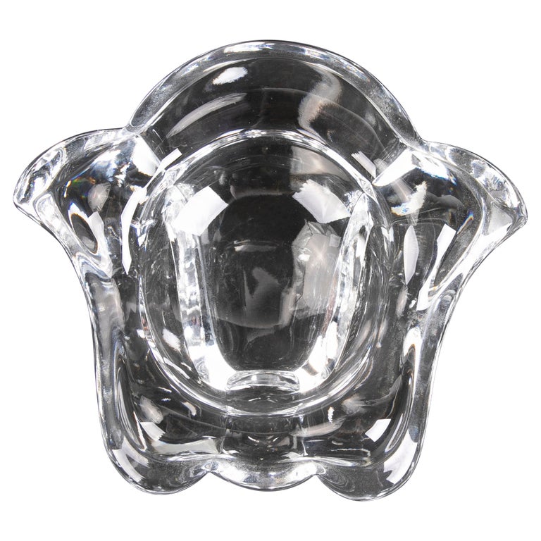 Solid Crystal Ashtray in the Shape of a Flower For Sale at 1stDibs