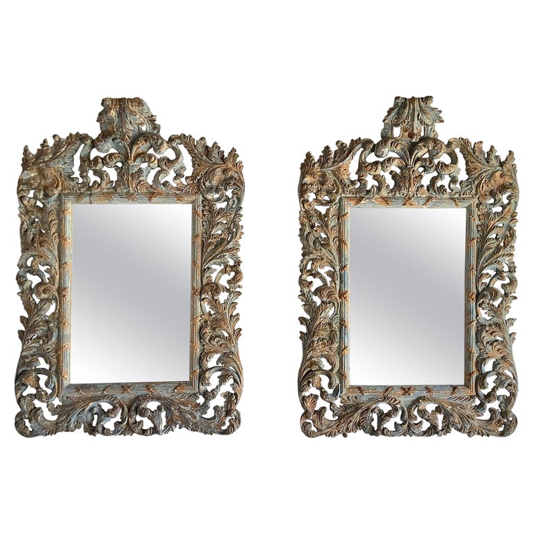 Paar bemalte, geschnitzte Spiegel im Rokoko-Stil, um 1900 im Angebot ...