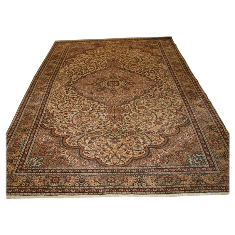 Old Turkish Kayseri Rug with Traditional Medallion Design For Sale at ...