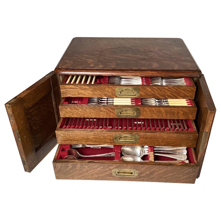 A Set of Silver Plate and Bone Flatware in Oak Presentation Box For Sale at 1stDibs