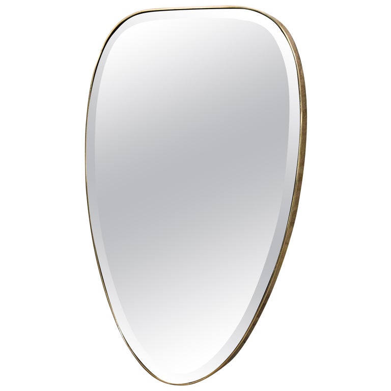 Miroir en forme de bouclier signé par Novocastrian En vente sur 1stDibs