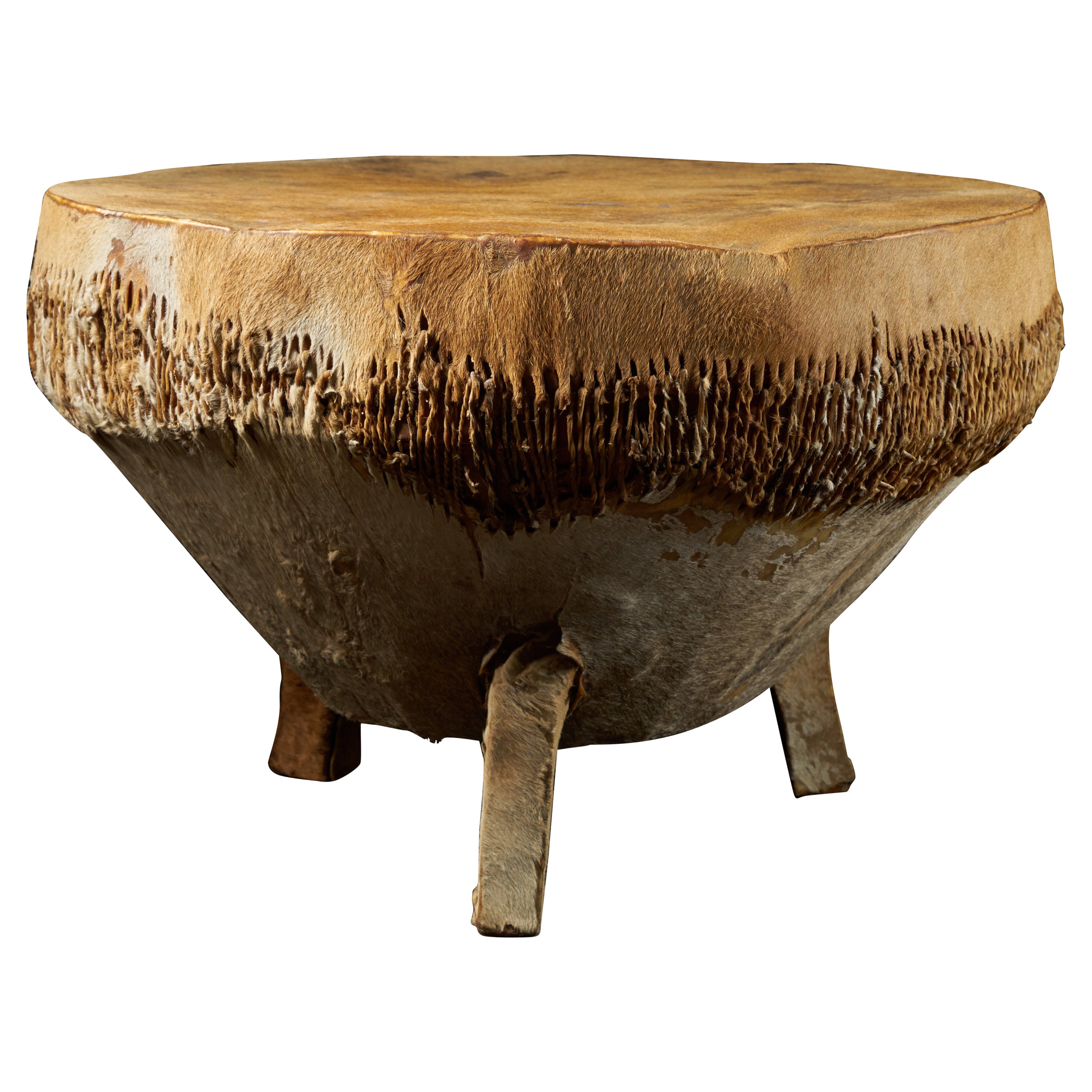 Tambor de madera con casco y membrana de piel de animal en venta en 1stDibs