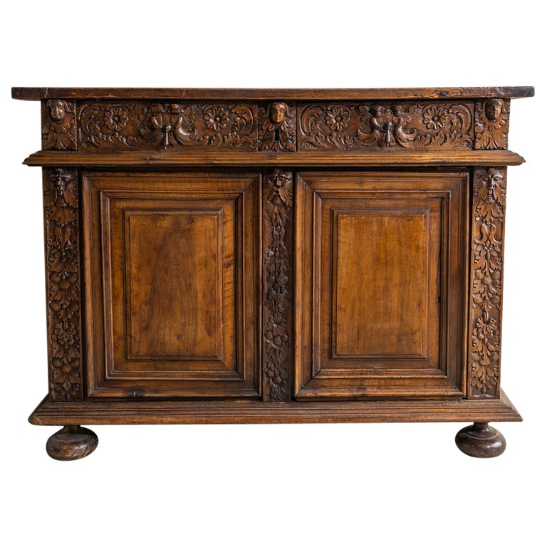 Buffet en noyer de style Louis XIII En vente sur 1stDibs