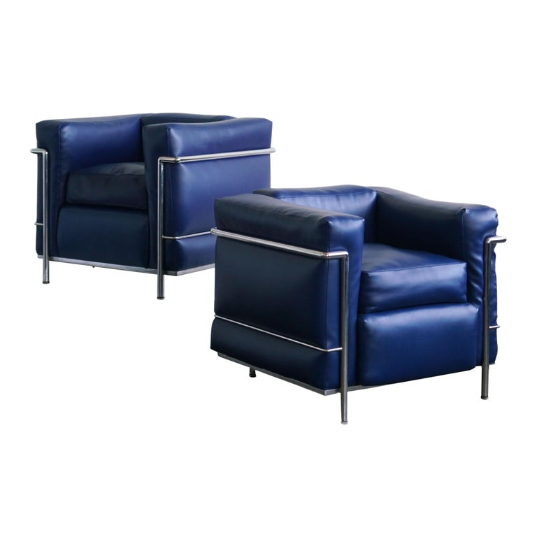 Zwei blaue Le Corbusier Lc2 Loungesessel für Cassina, 1960er Jahre ...