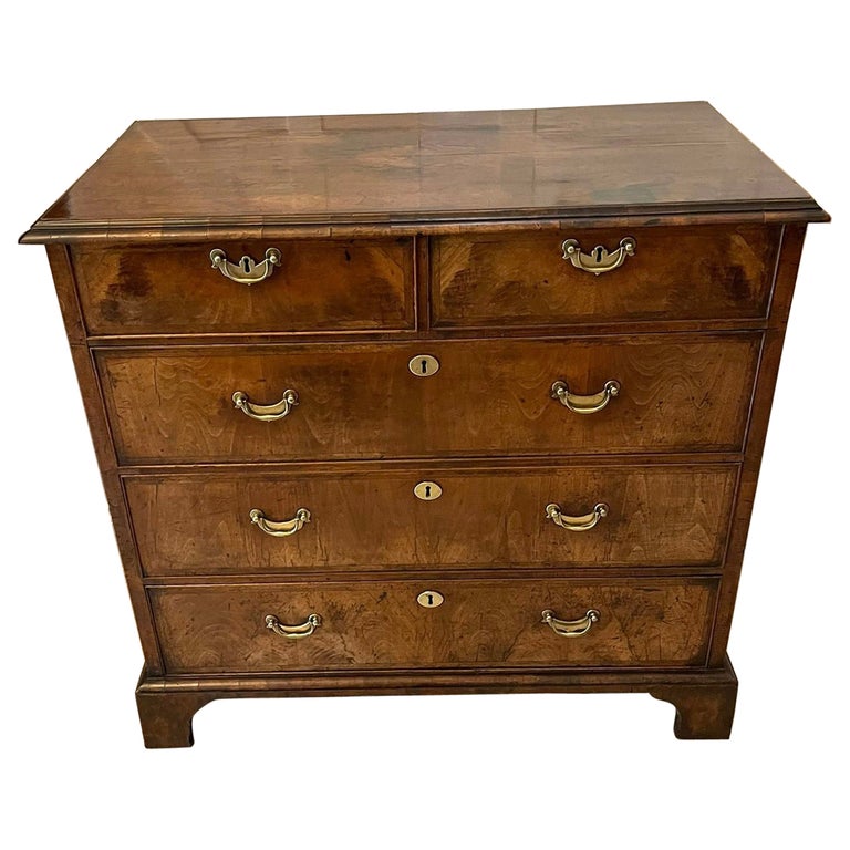 Remarquable commode originale George I en noyer figuré de qualité ...