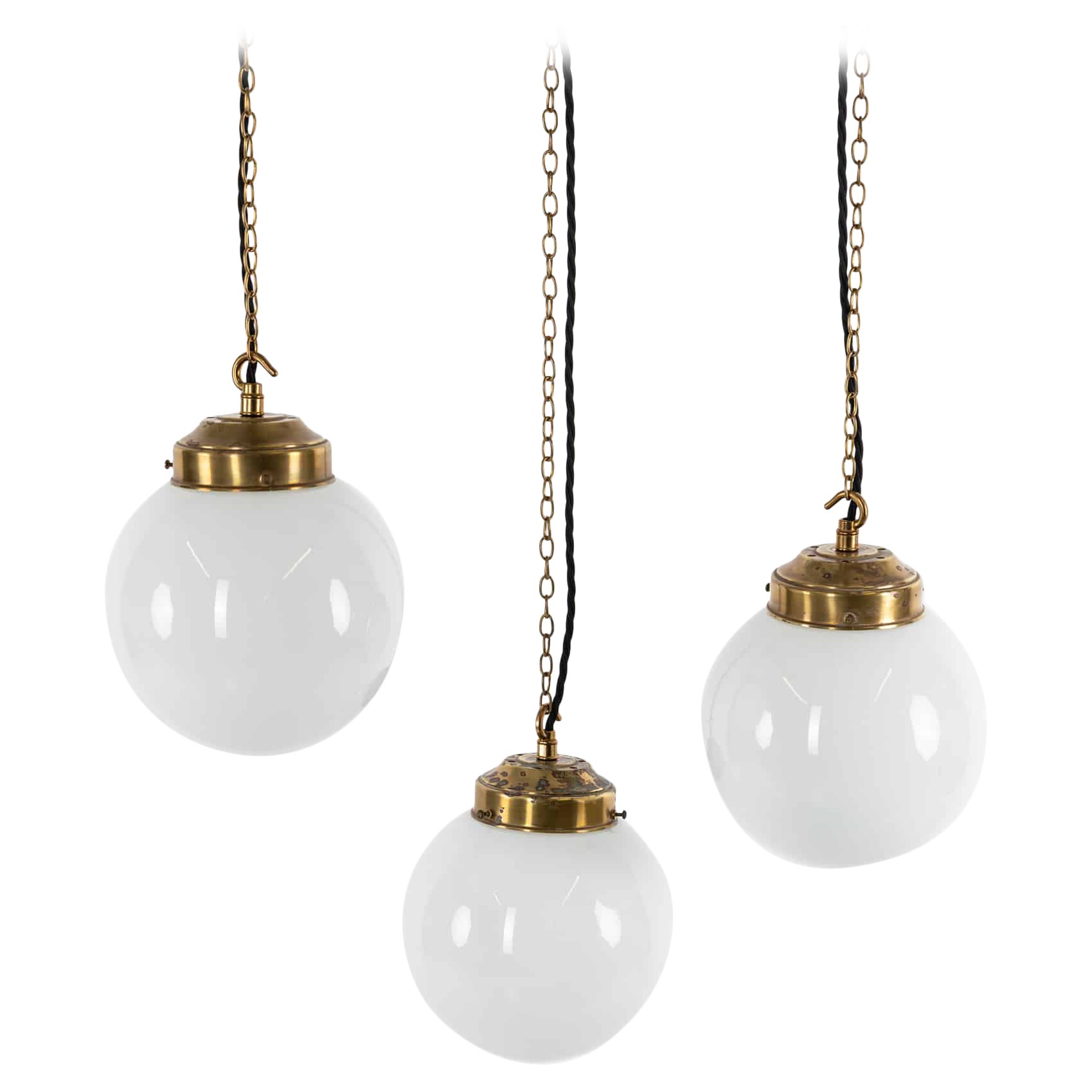 Dreiteilige Art-Déco-Hängelampe mit kleinem Globus aus Opalglas, ca ...