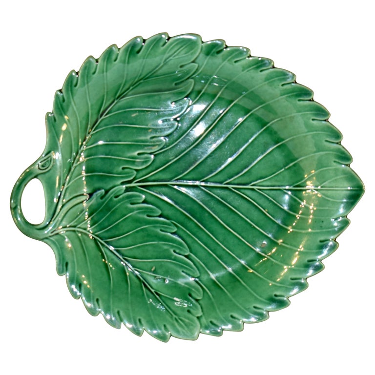 19th Century Majolica Leaf Handled Dish For Sale at 1stDibs