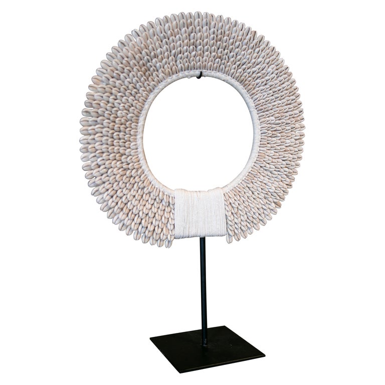 Sculpture de collier rond en forme de coquillage avec support en fer En ...