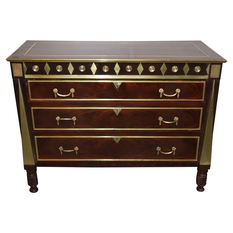 Rare commode russe de style Régence en acajou incrusté de laiton, vers ...