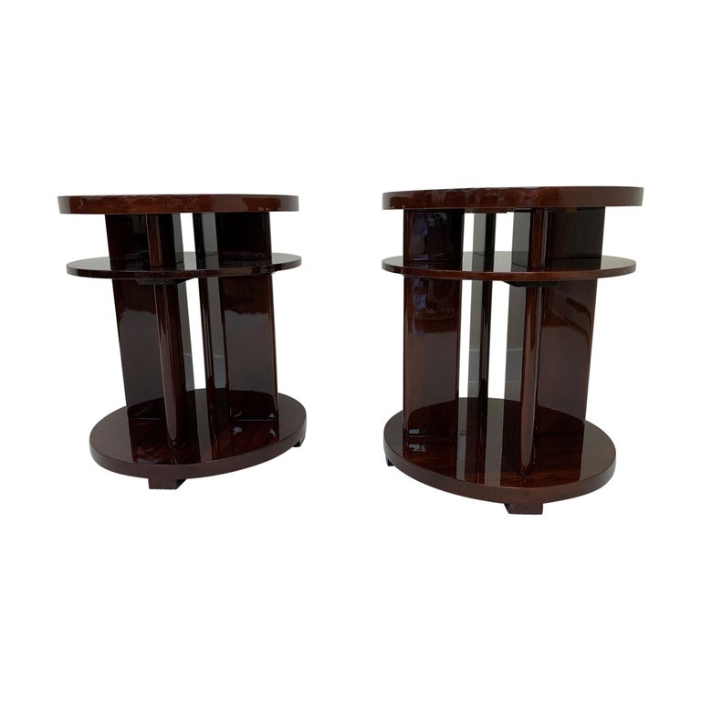 Paire de tables d'appoint à trois niveaux de style Art Déco américain ...